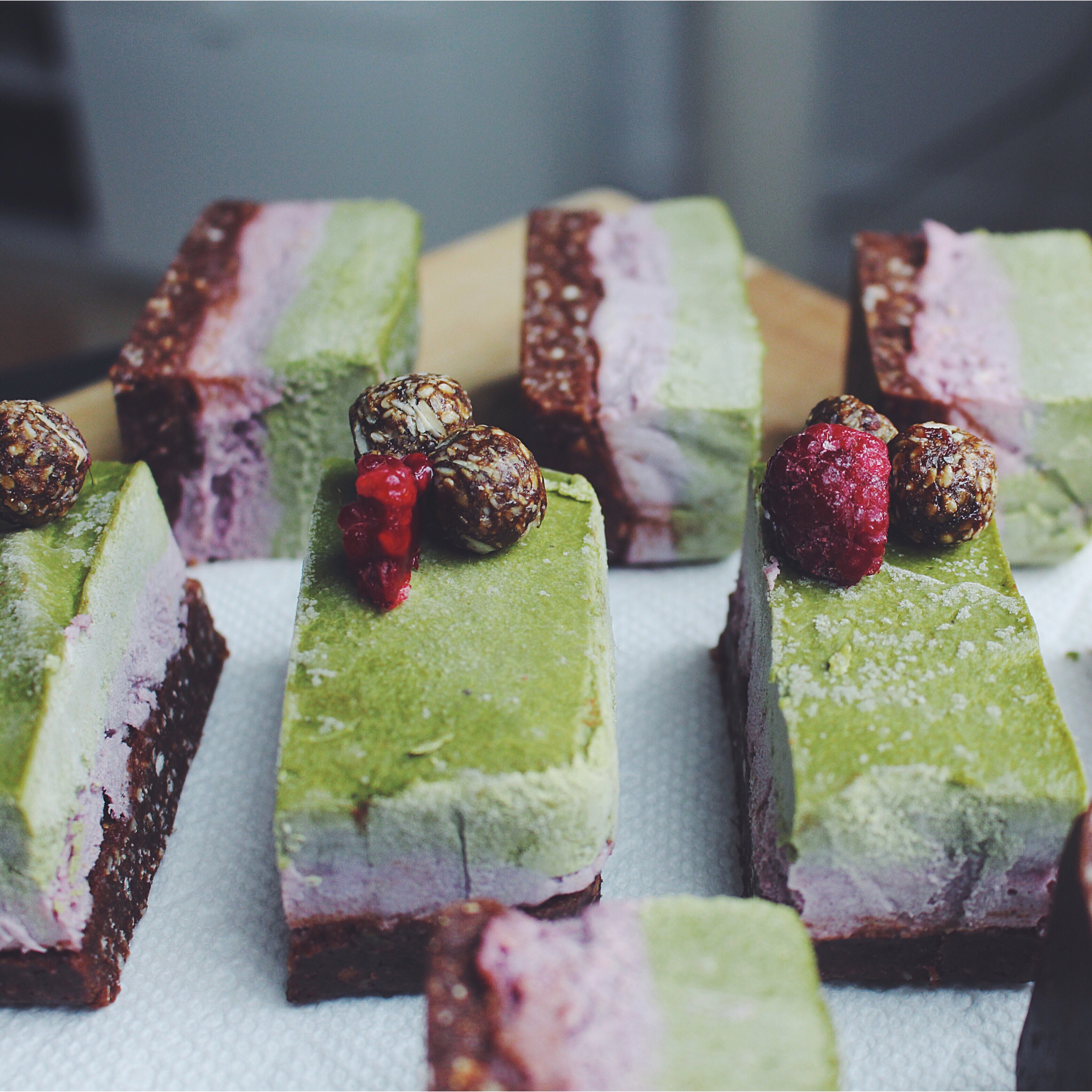 Raspberry Matcha “Cheesecake” Bars – ks-nrg