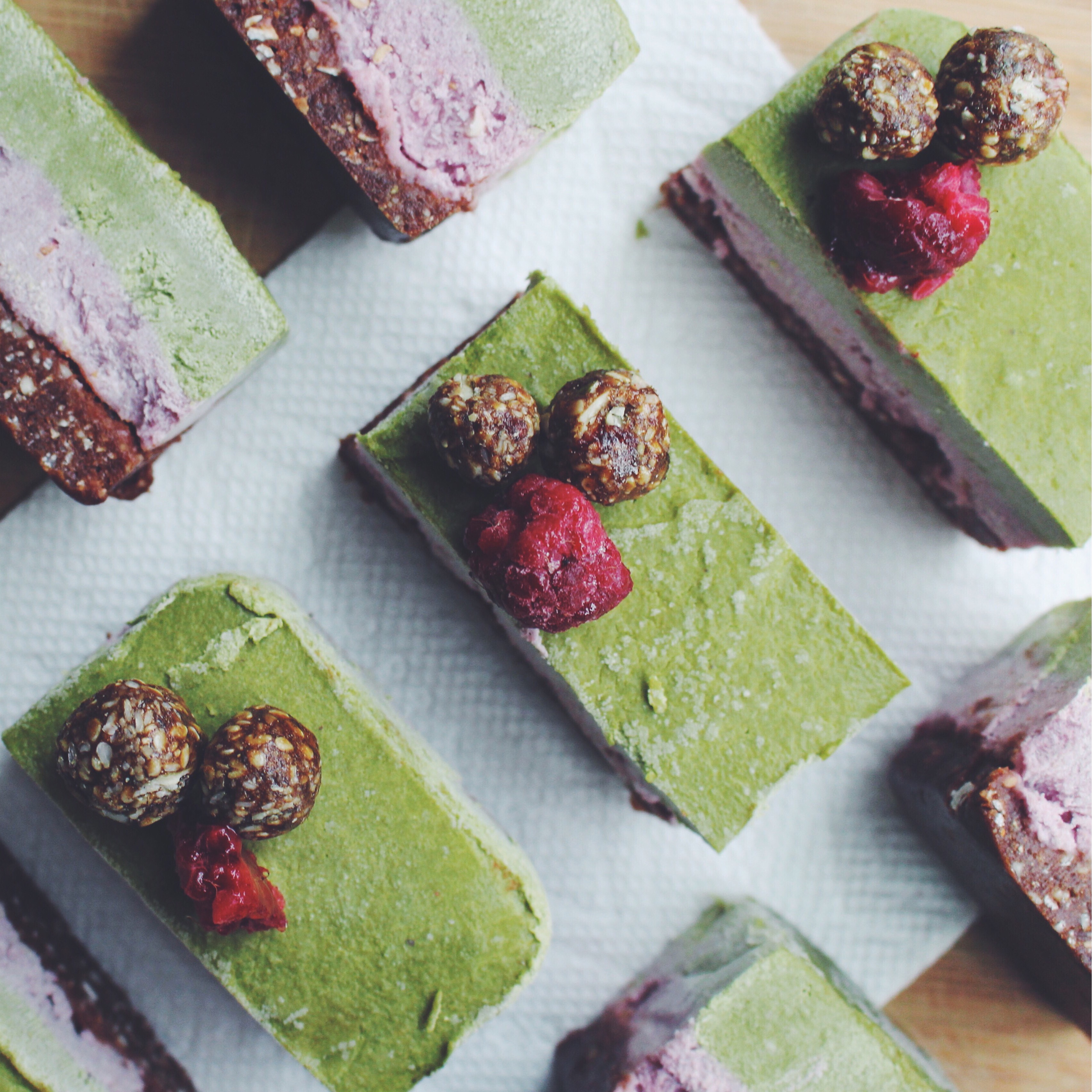 Raspberry Matcha “Cheesecake” Bars – ks-nrg